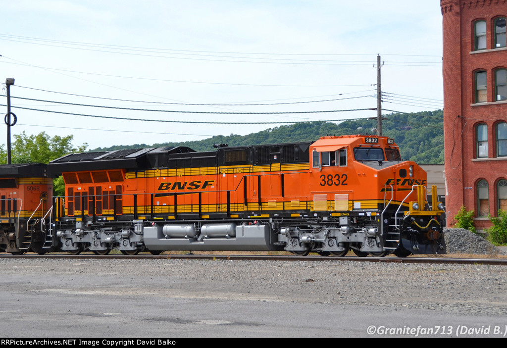 BNSF 3832